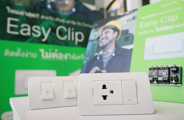 Easy Clip เทคโนโลยีที่สามารถเข้าสายไฟกับอุปกรณ์ สวิตซ์-เต้ารับโดยไม่ ...